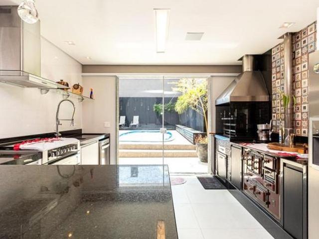 CASA DE ALTO PADRÃO COM 5 QUARTOS, 2 SUÍTES, 5 BANHEIROS E 8 VAGAS NO BOQUEIRÃO