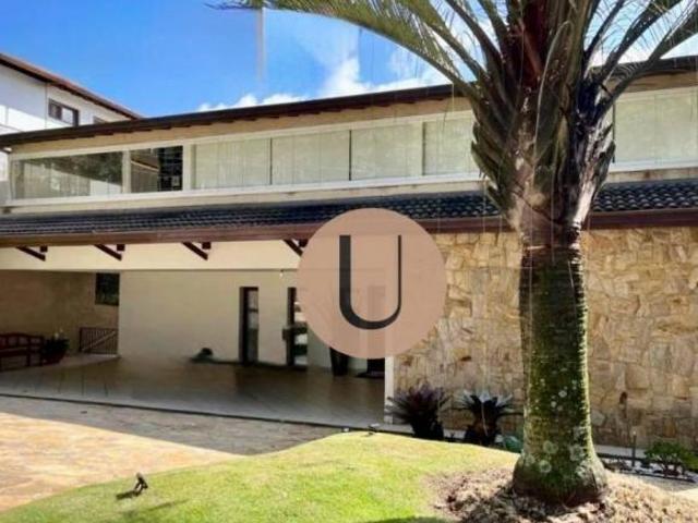 Casa de Alto Padrão com 5 suítes em Aldeia da Serra!