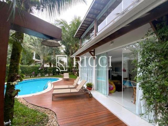 CASA DE ALTO PADRÃO COM 5 SUÍTES EM CONDOMÍNIO FECHADO NA PRAIA DA BALEIA !