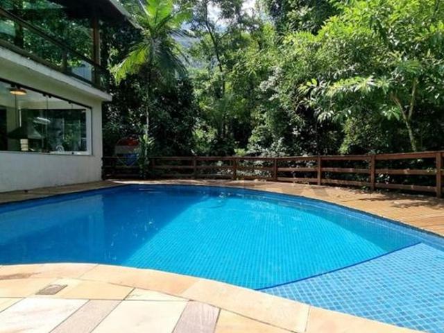 Casa de Alto Padrão com 5 suítes em Condomínio Fechado próximo à praia