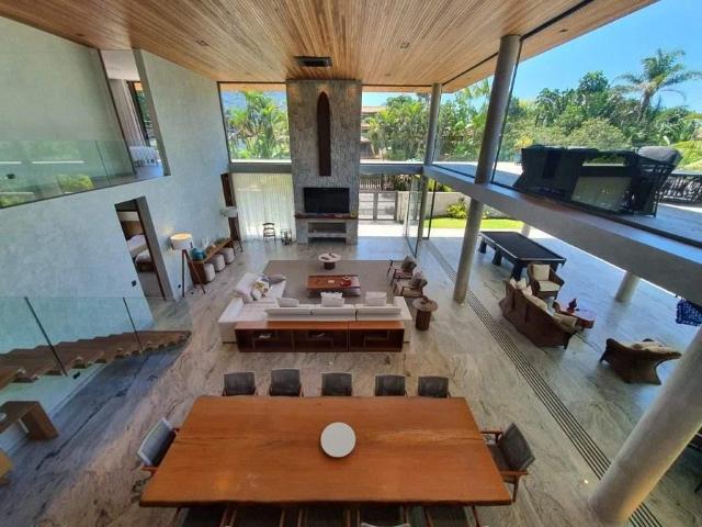 Casa de alto padrão com 6 suítes a 30m da praia