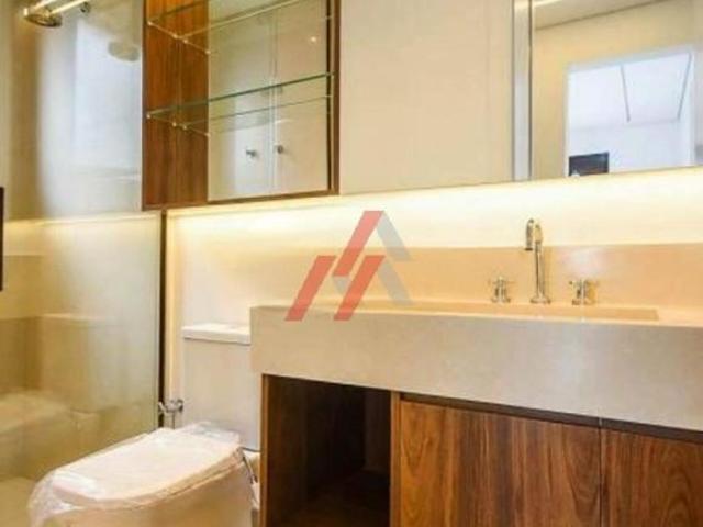 Casa de alto padrão com 6 suítes no Tamboré, Barueri SP: 550m², 3 salas, 7 banheiros e 5 vagas. Venh