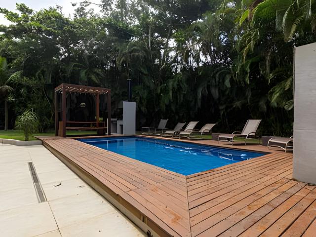 Casa de Alto Padrão com 6 Suítes Próxima à Praia