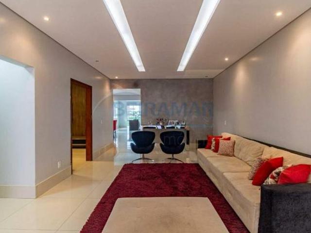 Casa de Alto Padrão com 7 Quartos, 3 Suítes, 1 Suite Master, Closets, 4 Vagas e Área de Lazer à Vend
