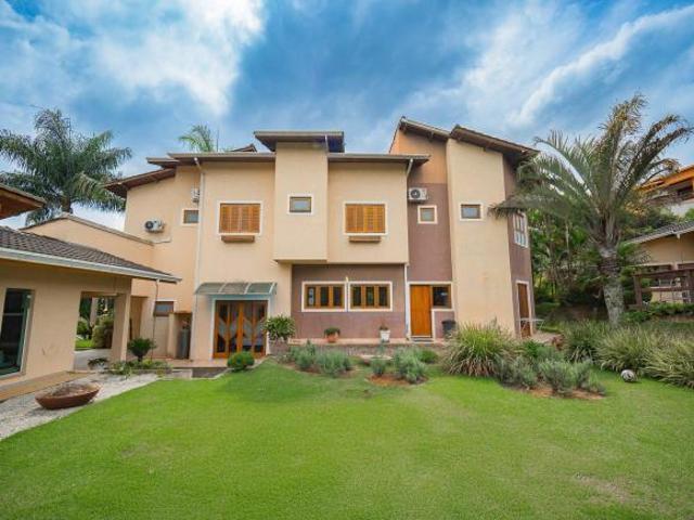Casa de Alto Padrão com 800m² em Condomínio Fechado de Luxo