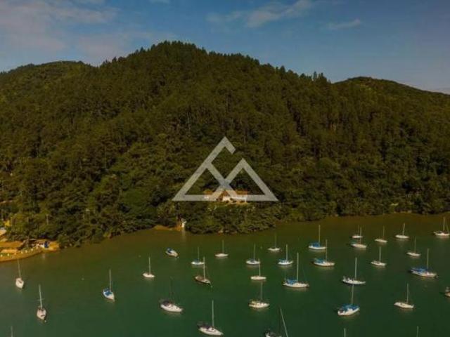 Casa de alto padrão com 14.000m² de terreno com garagem para barco à venda no Saco da Ribeira