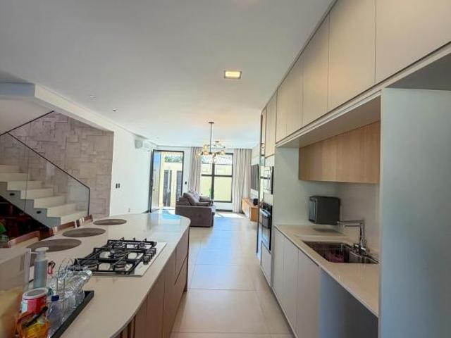 Casa de Alto Padrão com 250 m² | 3 Suítes e Piscina