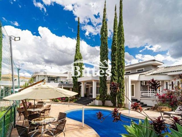 Casa de Alto Padrão com 2.091 m² de Lote, Mobiliada, Piscina Aquecida e Quadra de Tênis