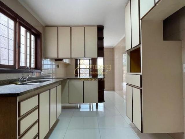 Casa de Alto Padrão com 380 m², 3 Suítes, Piscina e 4 Vagas Pronta para Morar!