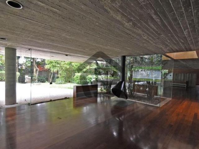 Casa de Alto Padrão com 3 Dormitórios à Venda em Cidade Jardim
