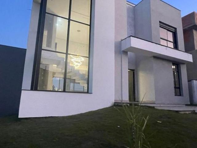 Casa de Alto Padrão com 3 Suítes, 6 Banheiros e 4 Vagas de Garagem no Cyrela