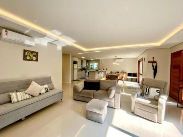 Casa de Alto Padrão com 3 Suítes e Ampla Área Privativa em Gramado