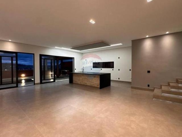 Casa de Alto Padrão com 3 Suítes e Piscina no Condomínio Villa Real – Bragança Paulista/SP
