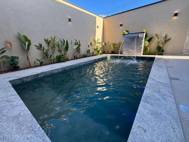 Casa de Alto Padrão com 3 Suítes e Piscina no Condomínio Jardim de Versailles