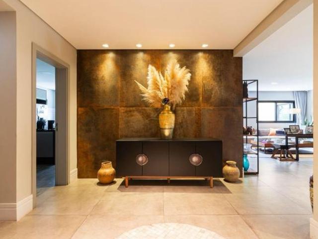Casa de alto padrão com 3 suítes e 1.588m² no Tamboré 1