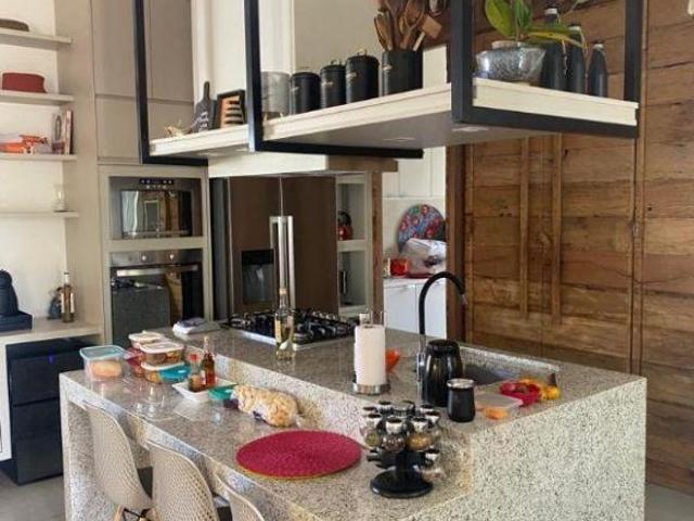 Casa de alto padrão, com 3 suítes no condomínio Morada do Verde