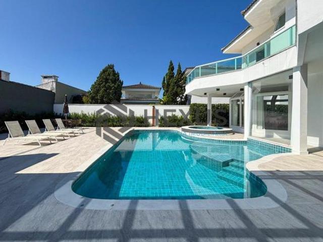 Casa de alto padrão com varanda piscina e lazer no Jardim Acapulco, Guarujá