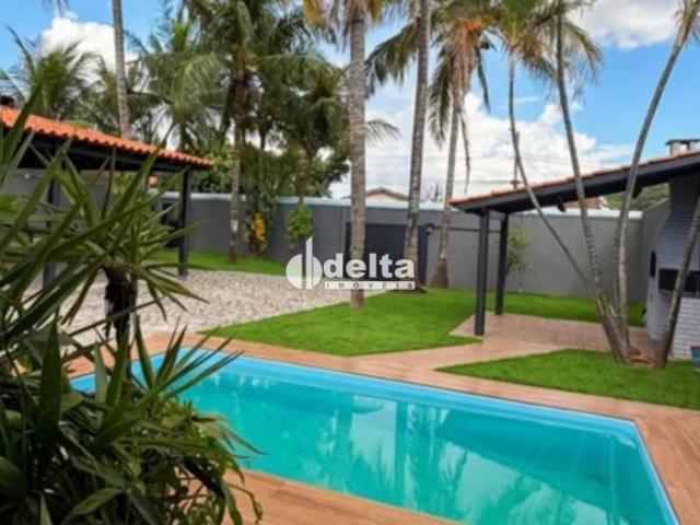 Casa de Alto Padrão com Amplo Terreno e Área de Lazer Completa no Bairro Maravilha