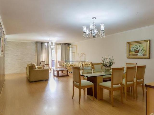 Casa de Alto Padrão com Amplo Terreno e Excelente