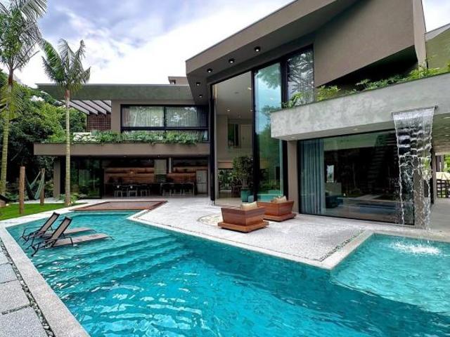 Casa de Alto Padrão com Arquitetura Moderna e Ambientes Amplos