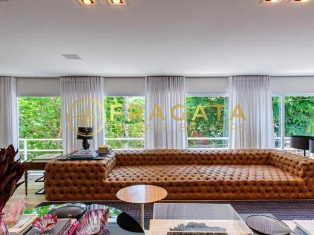 Casa de Alto Padrão com Escritório Integrado à Venda em São Paulo Jardim América / Vila Madalena