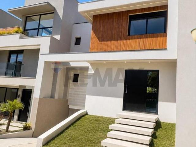 Casa de Alto Padrão com Open Space e 3 Suítes no Tanguá