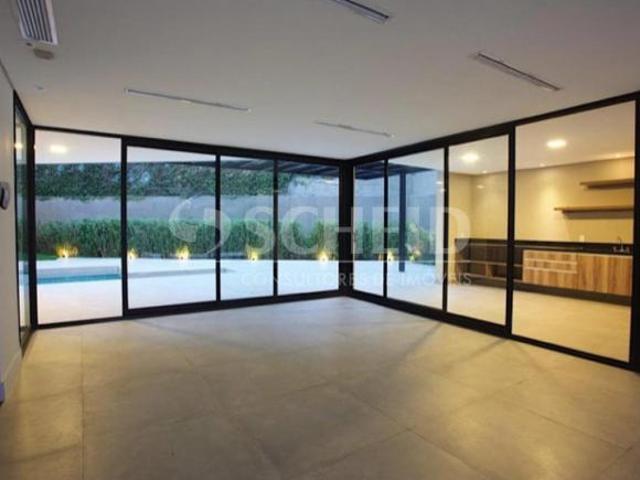 Casa de alto padrão com paisagismo assinado por Marcelo Faisal, 5 suítes e 10 vagas no Jd Guedala!