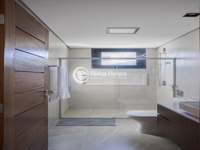 Casa de Alto Padrão com Piscina na Lagoa da Conceição