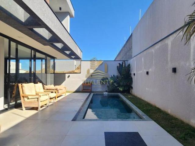 Casa de Alto Padrão, com piscina no Condomínio Gre