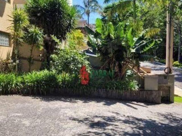 Casa de Alto Padrão com Piscina no Condomínio Portal dos Gramados Guarulhos