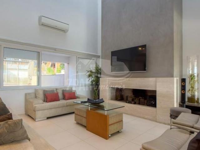 Casa de Alto Padrão com Piscina de Borda Infinita, 4 Dormitórios e Espaço Gourmet Completo