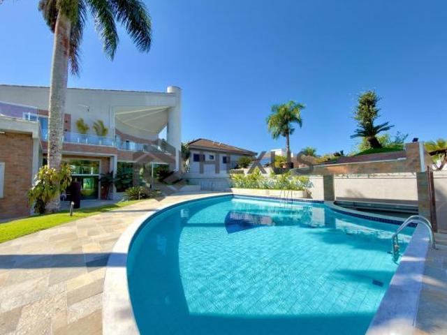 Casa de alto padrão com piscina e área gourmet no Jardim Acapulco, Guarujá