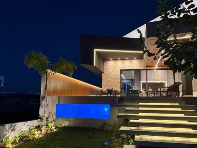 Casa de alto padrão com piscina e garagem para lancha no Porto Rico Resort Residence
