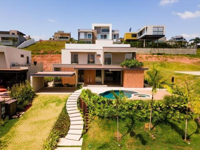 Casa de Alto Padrão com Piscina e Quadra de Beach Tennis privativa