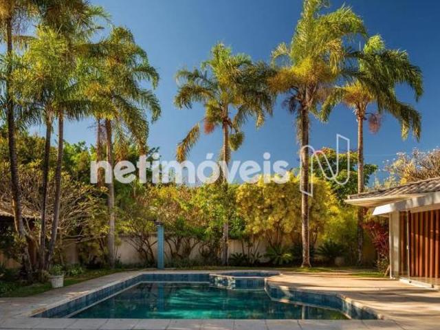 Casa de alto padrão com piscina, vagas de garagem e 5 quartos com suítes na QL 26