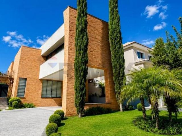 Casa de Alto Padrão com Piscina, 4 Suítes e Elevador