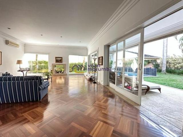 Casa de Alto Padrão: Conforto e Exclusividade em frente a Praça Vinicius de Moraes. 754m², 4 suites