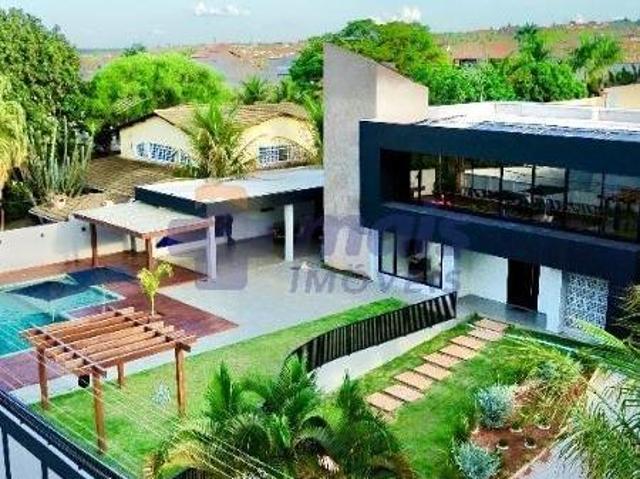 Casa de alto Padrão, Dentro de Condomínio de Alto Nível, 4 Suítes, Escriturada em Arniqueira
