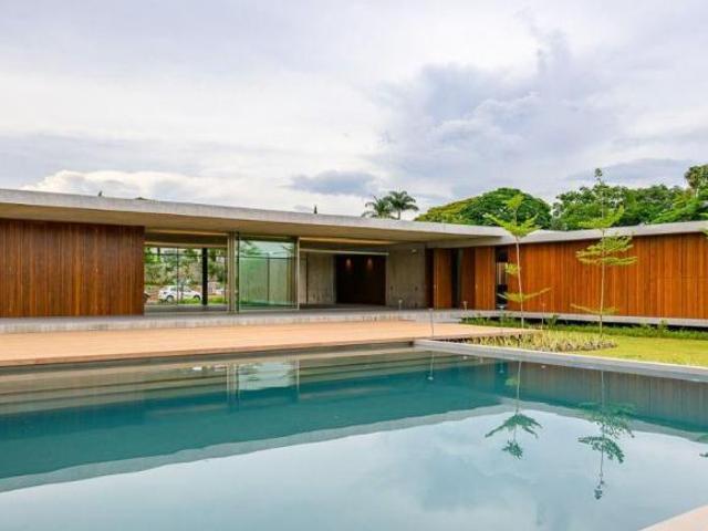 Casa de alto padrão exclusiva no lago sul 04 suítes Vista cinematográfica Vazada em condomí