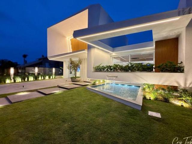 Casa de Alto Padrão em Atlântida, próxima ao mar