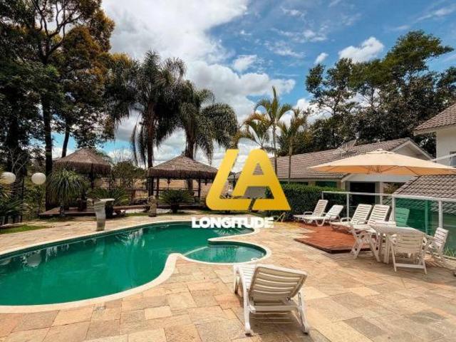 Casa exclusiva em Arujá com 6 suítes, piscina, sauna, ofurô e pomar