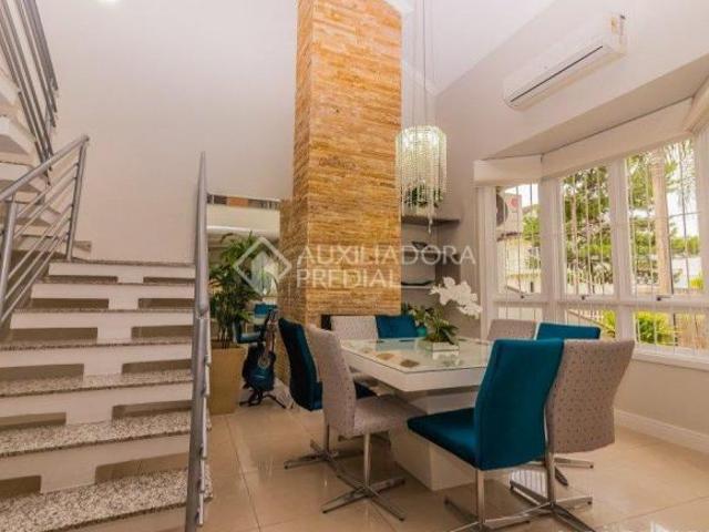 Casa de alto padrão em bairro nobre em Canoas!