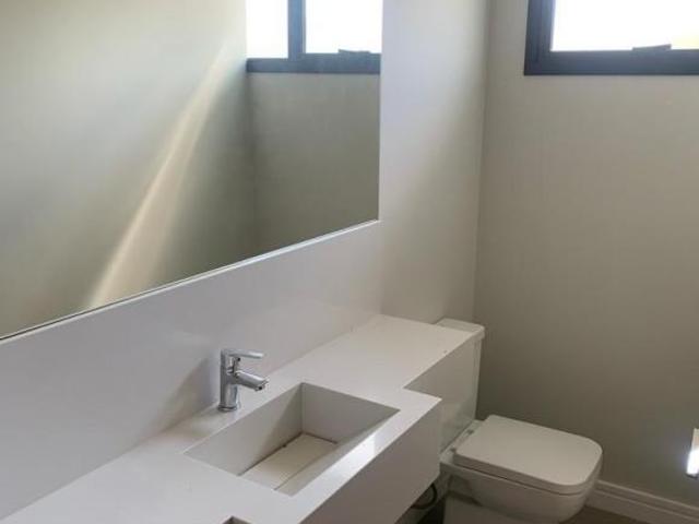 Casa de alto padrão em condomínio: 3 quartos, 3 suítes, 2 salas, 4 banheiros, 4 vagas na cidade de I
