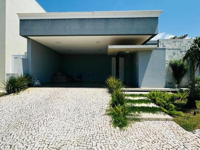 Casa de Alto Padrão em Condomínio: 3 quartos, 3 suítes, 3 salas, 4 banheiros, 4 vagas, 215m² em Vill
