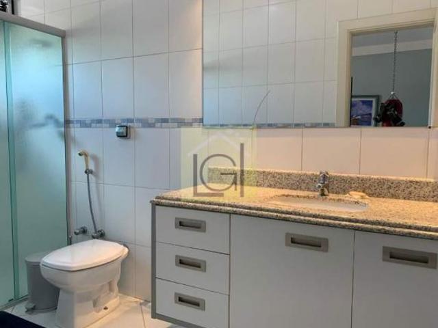 Casa de alto padrão em condomínio: 3 quartos, 3 suítes, 3 salas, 6 banheiros, 6 vagas na cidade de I
