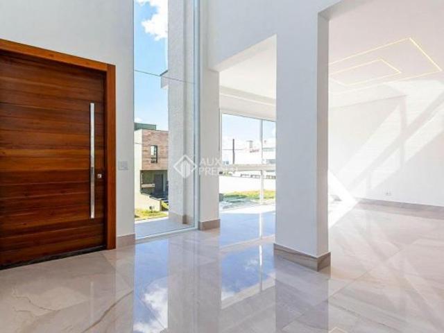 Casa de Alto Padrão em Condomínio, 3 suítes e 5 vagas!