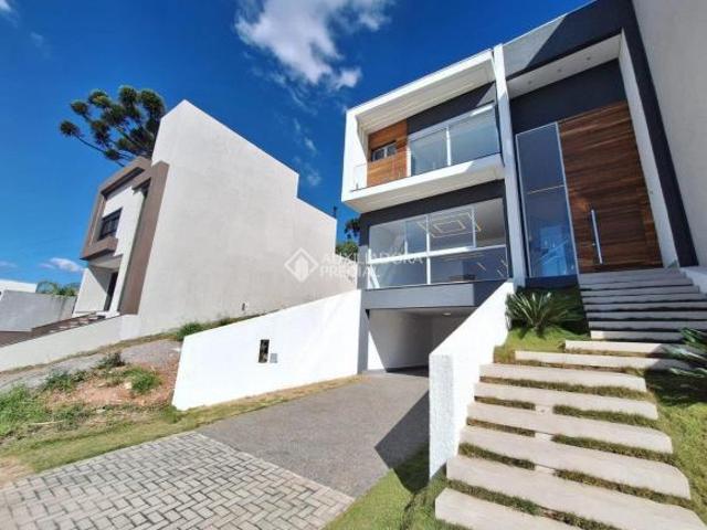 Casa de Alto Padrão em Condomínio, 3 suítes e 5 vagas!