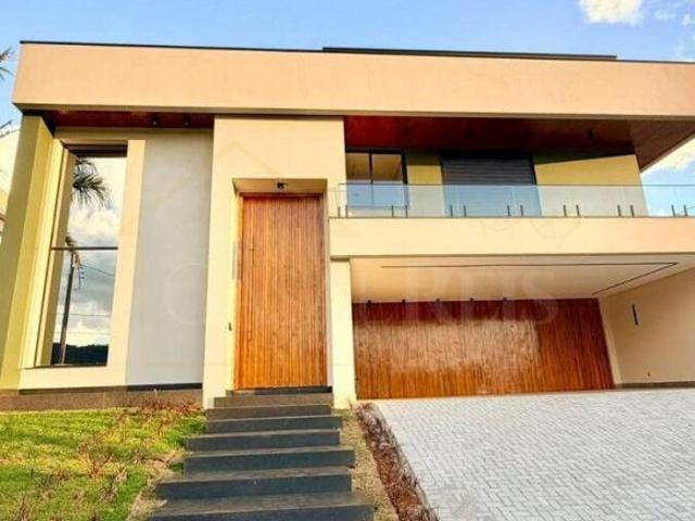 Casa de Alto Padrão em Condomínio