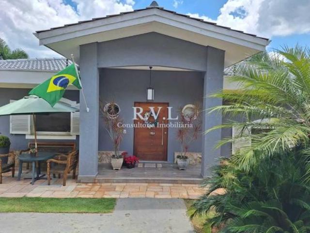 Casa de alto padrão em condomínio: 4 dormitórios, 2 suítes, 3 salas, 5 banheiros, 4 vagas na cidade