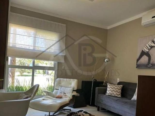 Casa de alto padrão em condomínio: 4 quartos, 4 suítes, 2 salas, 5 banheiros, 2 vagas na cidade de I